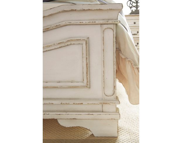 Ashley Realyn Queen Bedroom Set